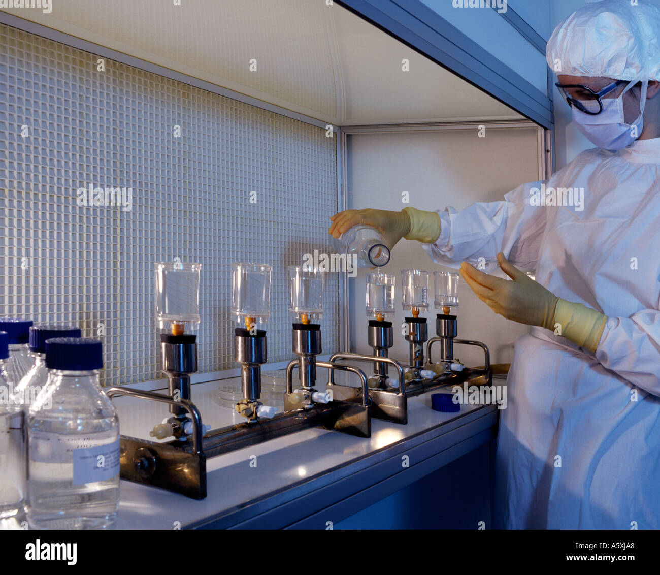 Laboratory environment hi-res stock photography and images - Alamy