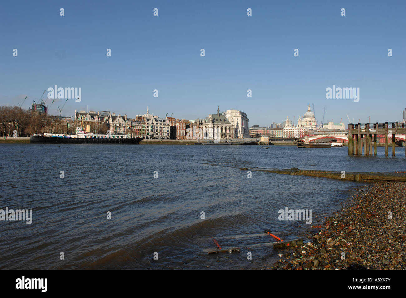 Thames south bank beach hi-res stock photography and images - Alamy