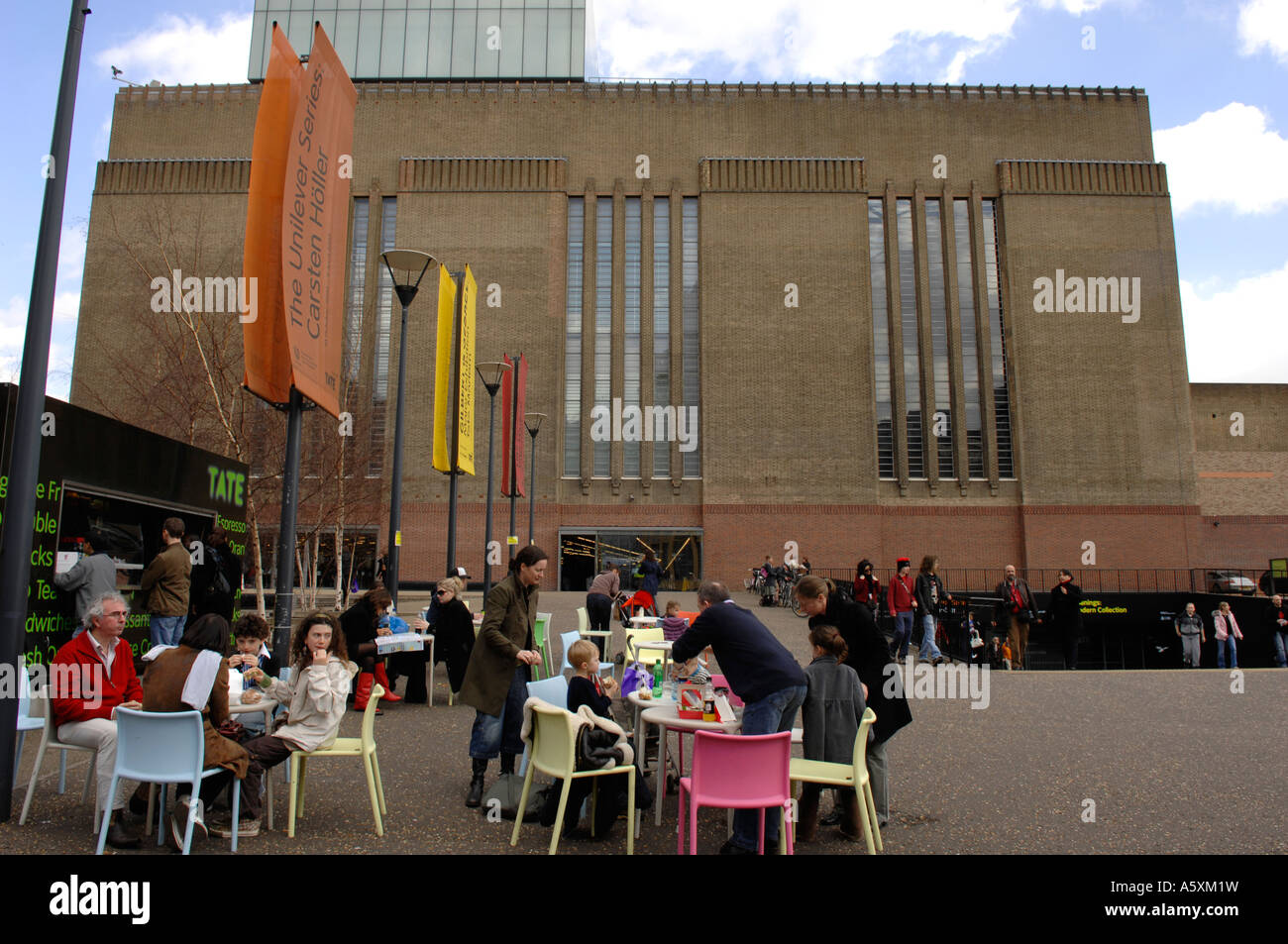 Cafe outside Tate Modern Stock Photo - Alamy