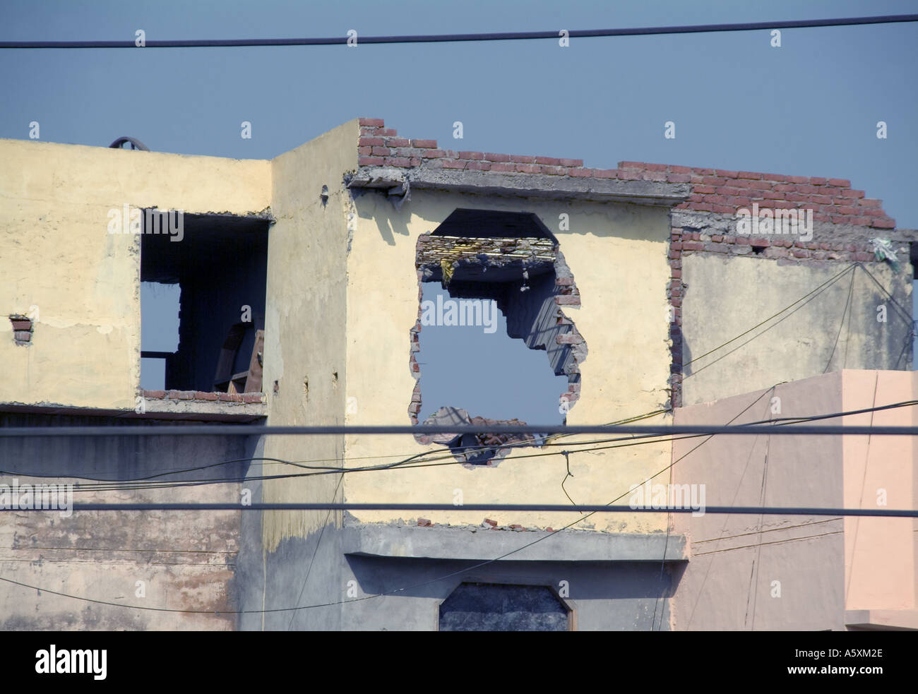 old falling down building in dlehi india Stock Photo - Alamy