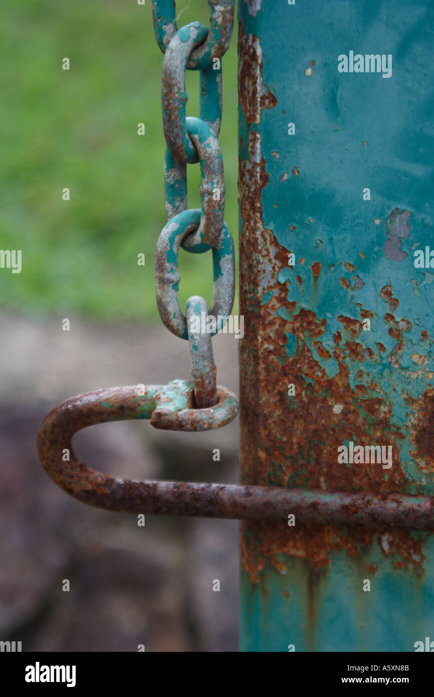 A CHAIN AND LOCK ACROSS A SECURITY GATE Stock Photo - Alamy