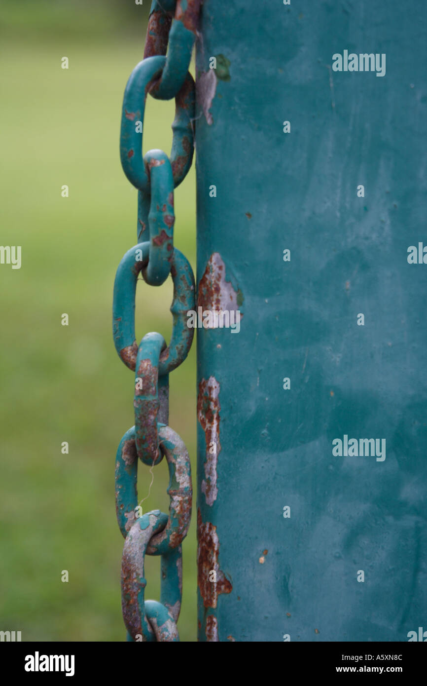 A CHAIN AND LOCK ACROSS A SECURITY GATE Stock Photo - Alamy