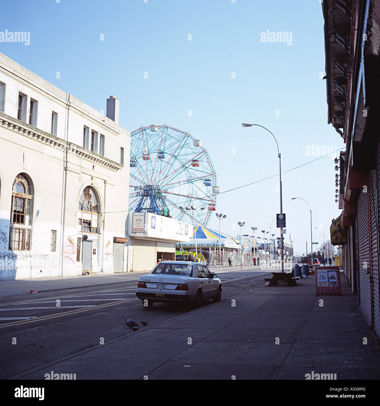 Narrow dead end street with Mercedes Benz and Wonderwheel Stock Photo ...
