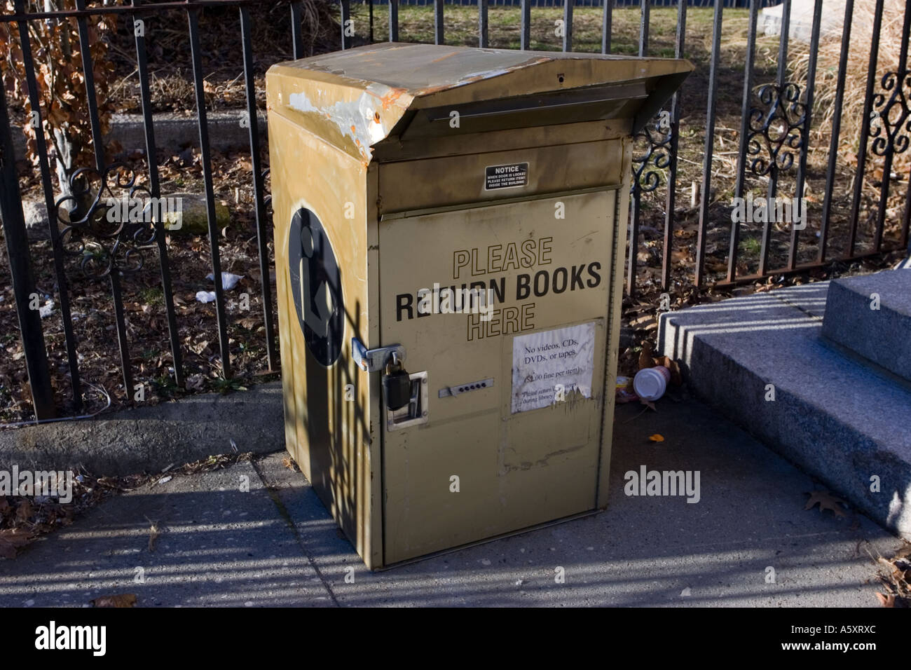 book return at public library Stock Photo - Alamy