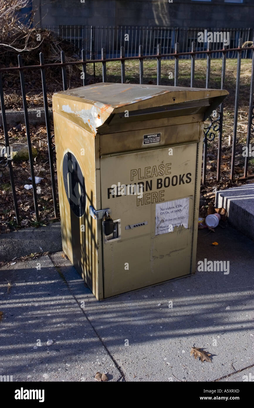 book return at public library Stock Photo - Alamy