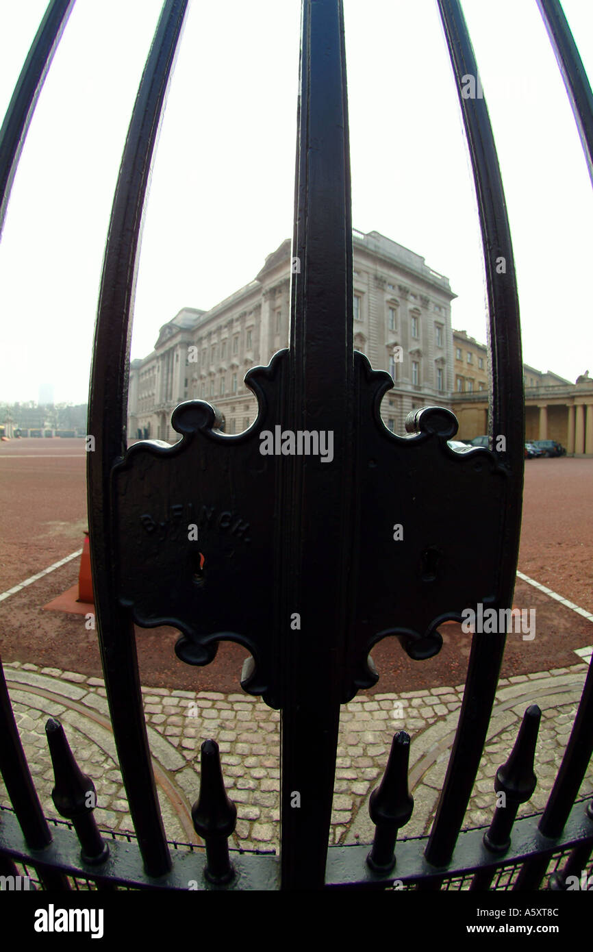 Buckingham palace security fence hi-res stock photography and images ...