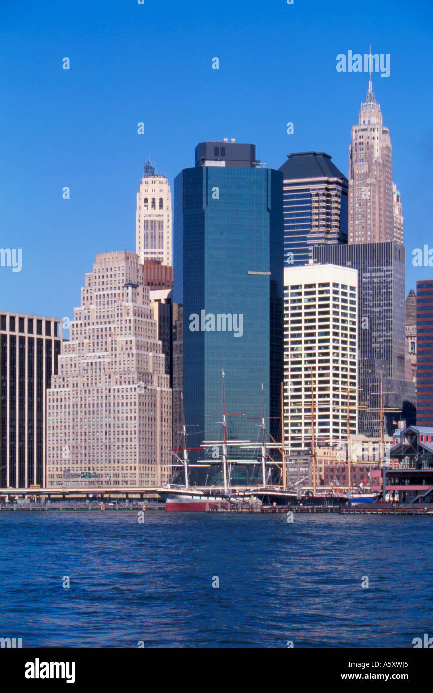 Lower manhattan shoreline skyline waterfront hi-res stock photography ...