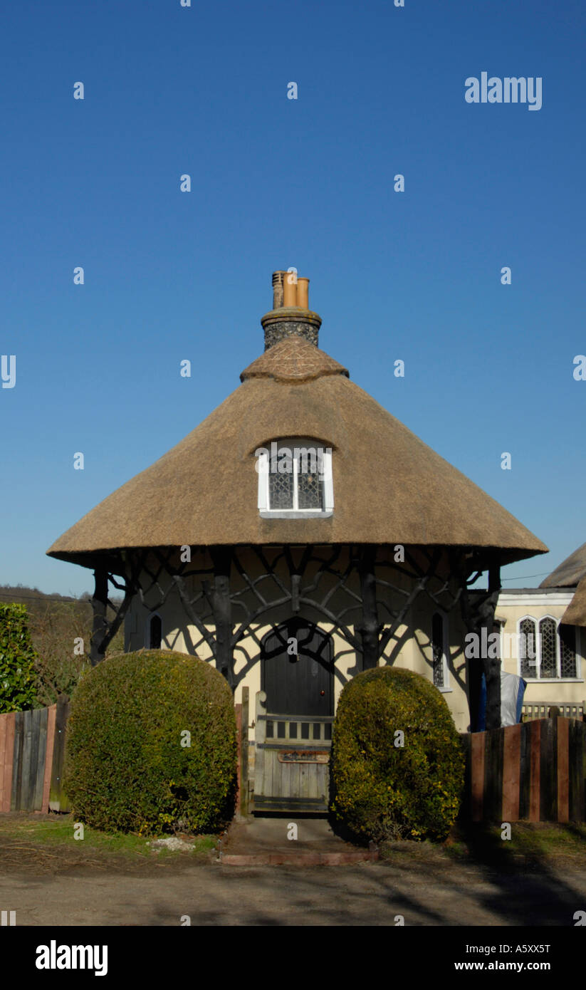 English thatched country cottage hi-res stock photography and images ...