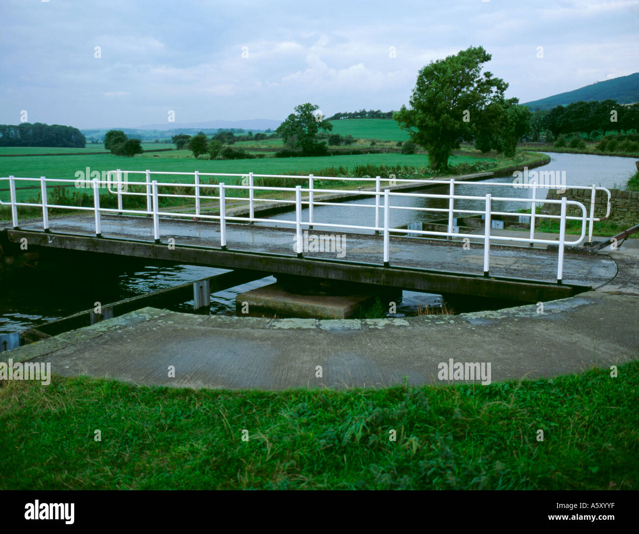 Swing bridge on the Leeds-Liverpool canal, near Skipton, North ...