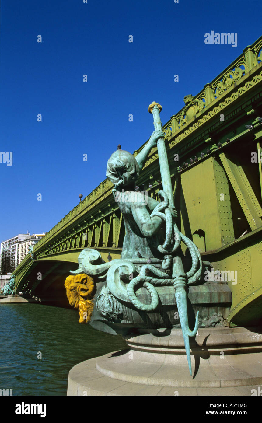MIRABEAU BRIDGE - PARIS - FRANCE Stock Photo - Alamy