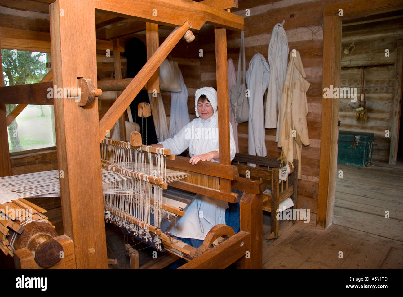 Weaving history cloth clothing hi-res stock photography and images - Alamy
