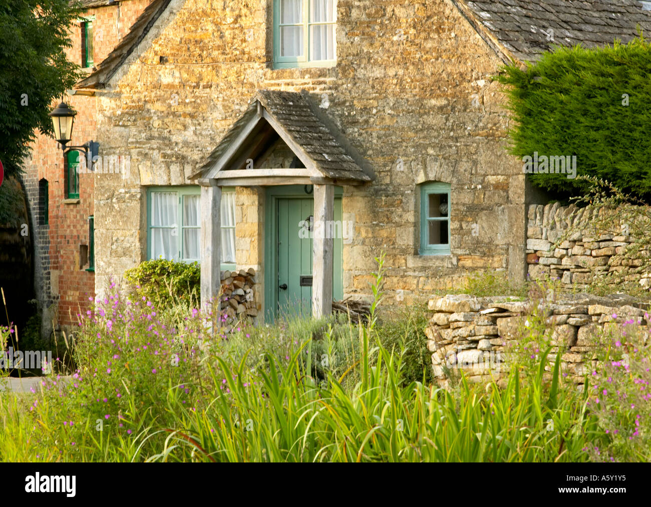 Stone cottage, Lower Slaughter, The Cotswolds, England Stock Photo - Alamy