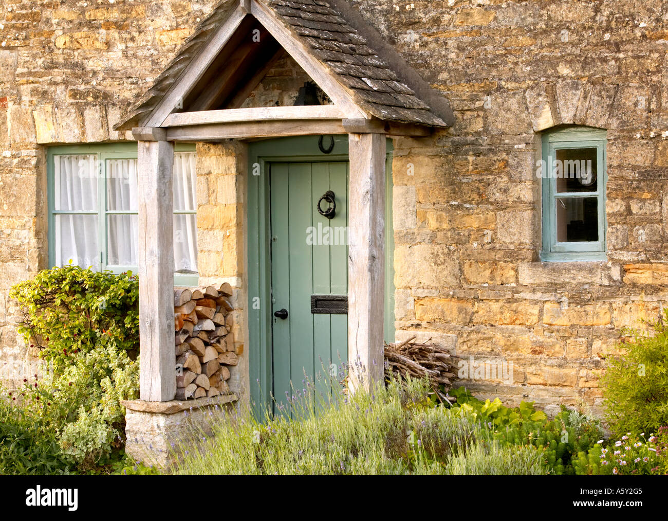 Stone cottage, Lower Slaughter, The Cotswolds, England Stock Photo - Alamy