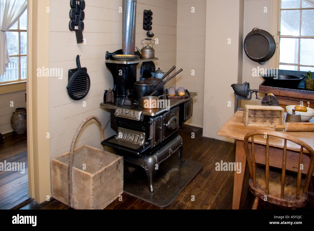 Nineteenth century kitchen hi-res stock photography and images - Alamy