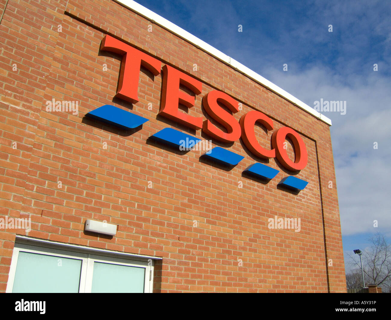 Tesco Logo on Side of Supermarket Building Stock Photo - Alamy