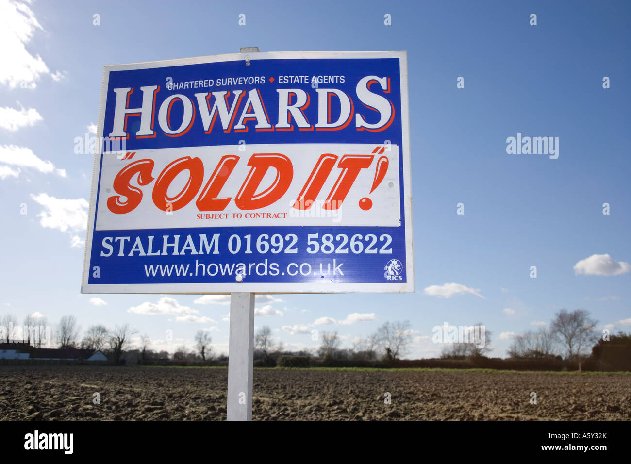 Sold sign country hi-res stock photography and images - Alamy