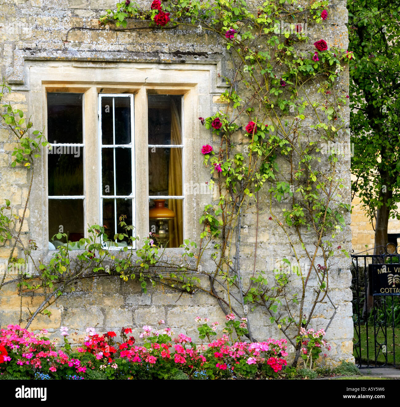 Cottage window, Lower Slaughter, The Cotswolds, England Stock Photo - Alamy