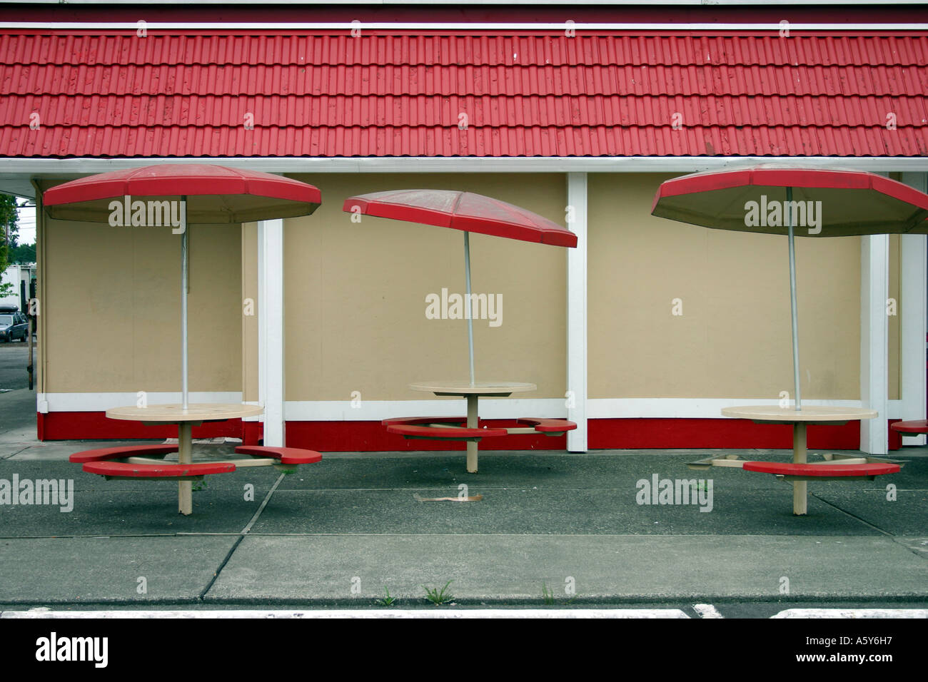 Tables outside at fast food restaurant Stock Photo - Alamy