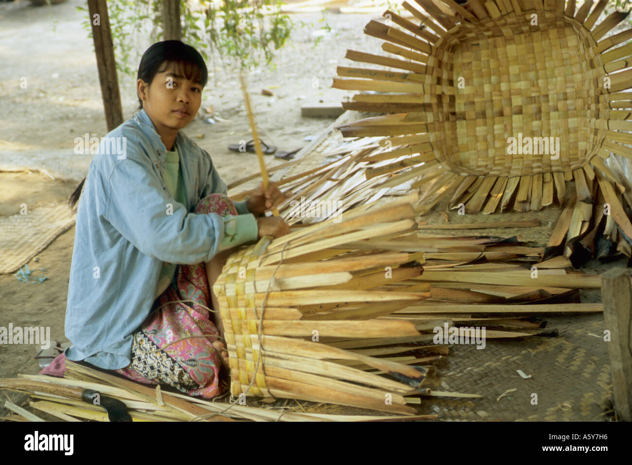 Myanmar Amarapura woman making bamboo baskets Stock Photo - Alamy