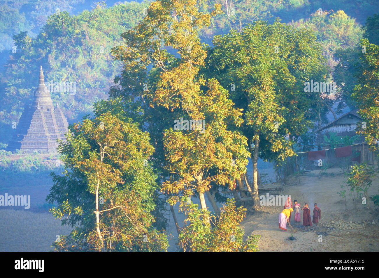 Myanmar Rakhine State Mrauk U morning scenery people Stock Photo - Alamy