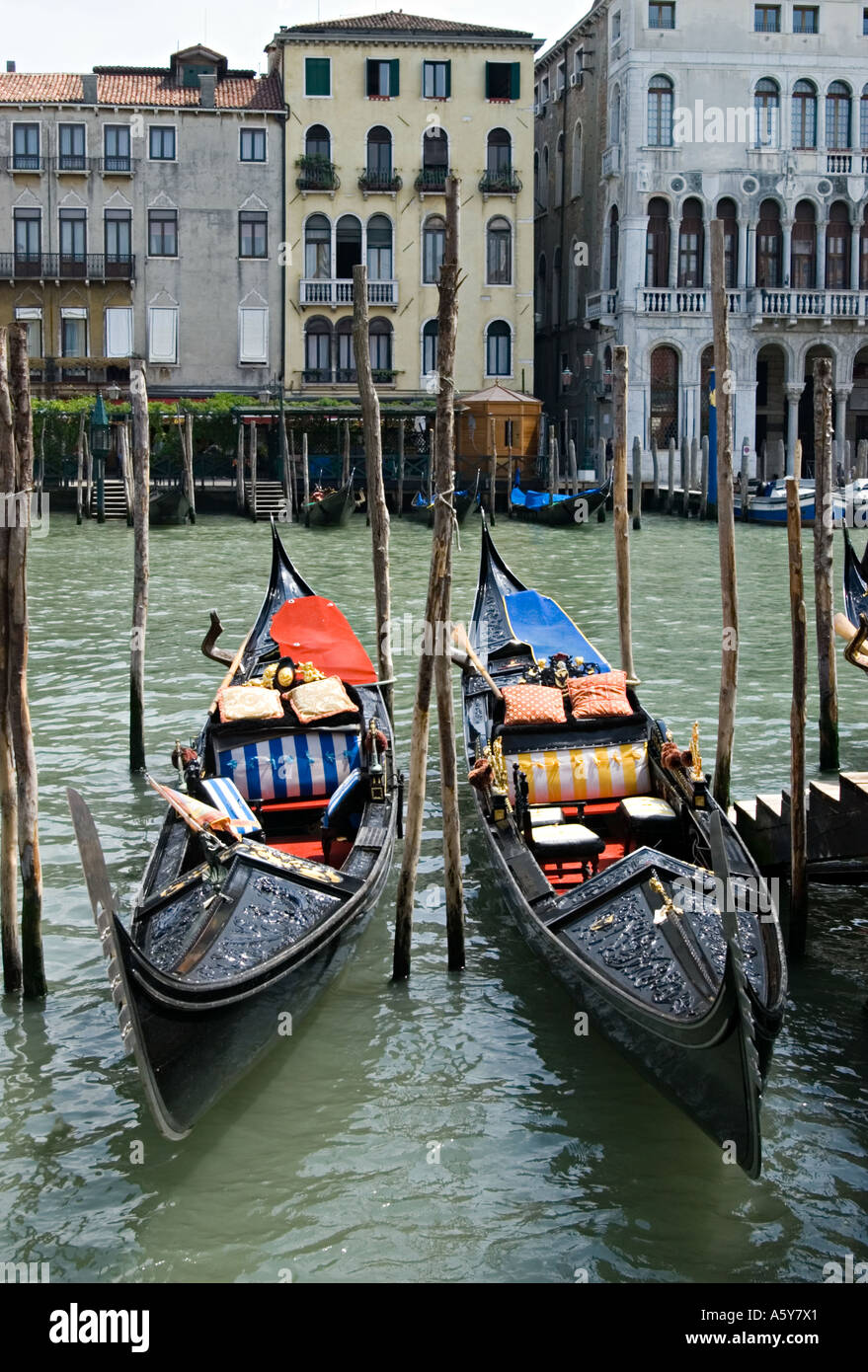 Black gondolas hi-res stock photography and images - Alamy