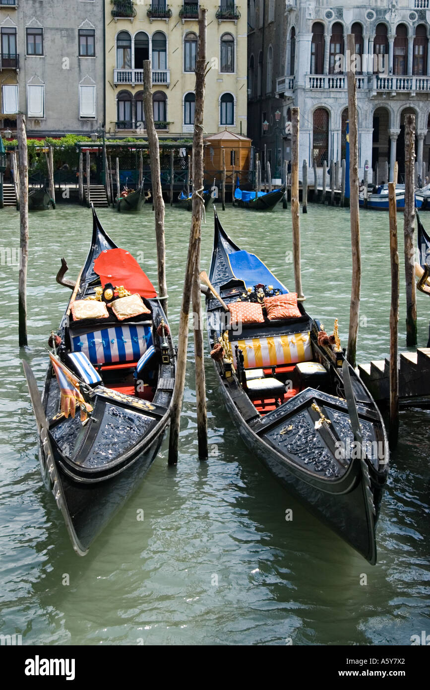 Black gondolas hi-res stock photography and images - Alamy