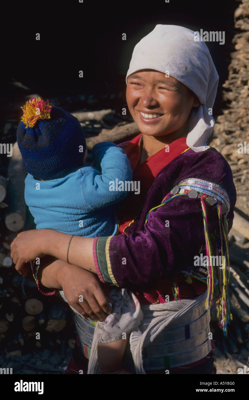 Myanmar Shan State Palaung tribeswoman with child Stock Photo - Alamy
