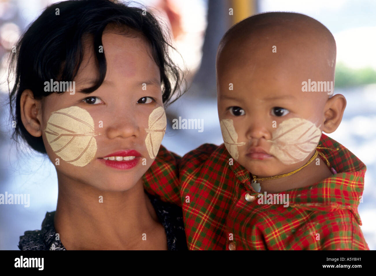Myanmar Mandalay mother and child Stock Photo - Alamy
