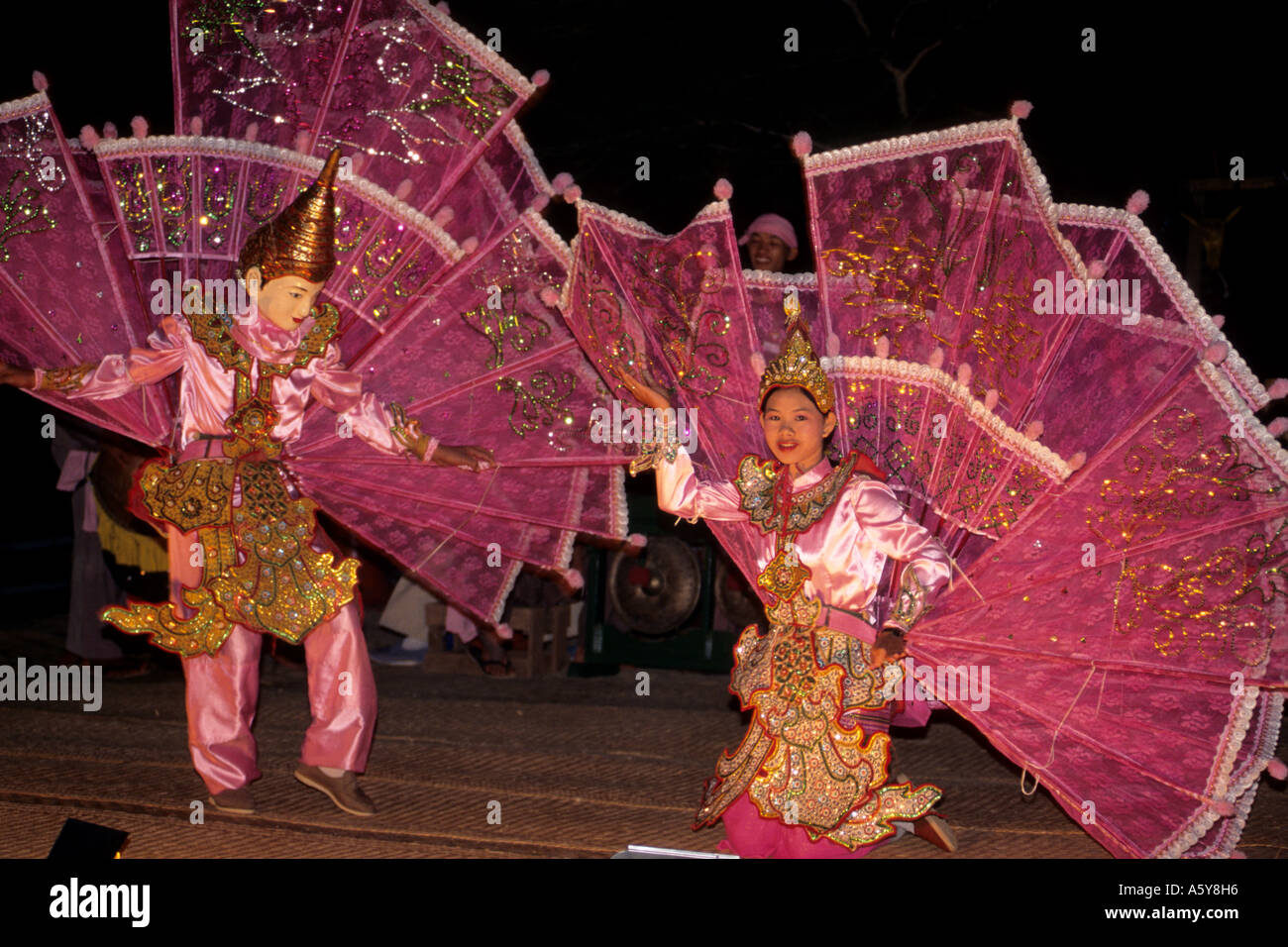 Myanmar Bagan traditional dancers Stock Photo - Alamy