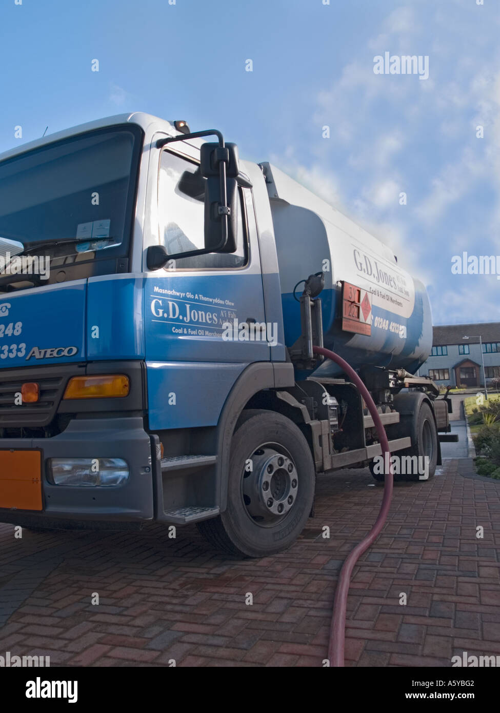 WELSH OIL TANKER delivering to domestic property. Wales, UK Stock Photo ...
