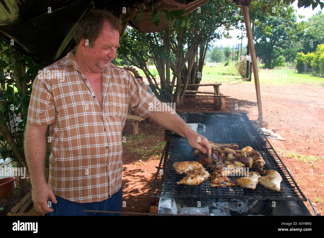 Man grilling latin america hi-res stock photography and images - Alamy