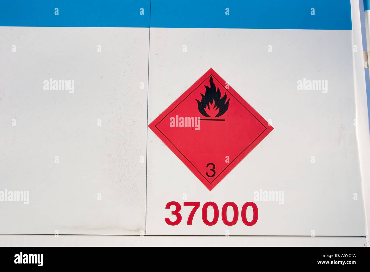 Tanker with flammable warning sign hi-res stock photography and images ...