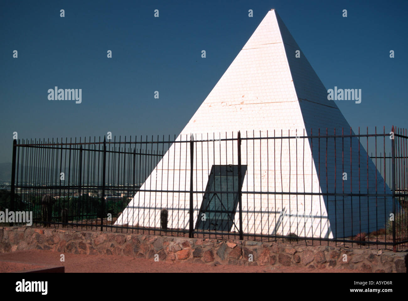 Hunts tomb hi-res stock photography and images - Alamy