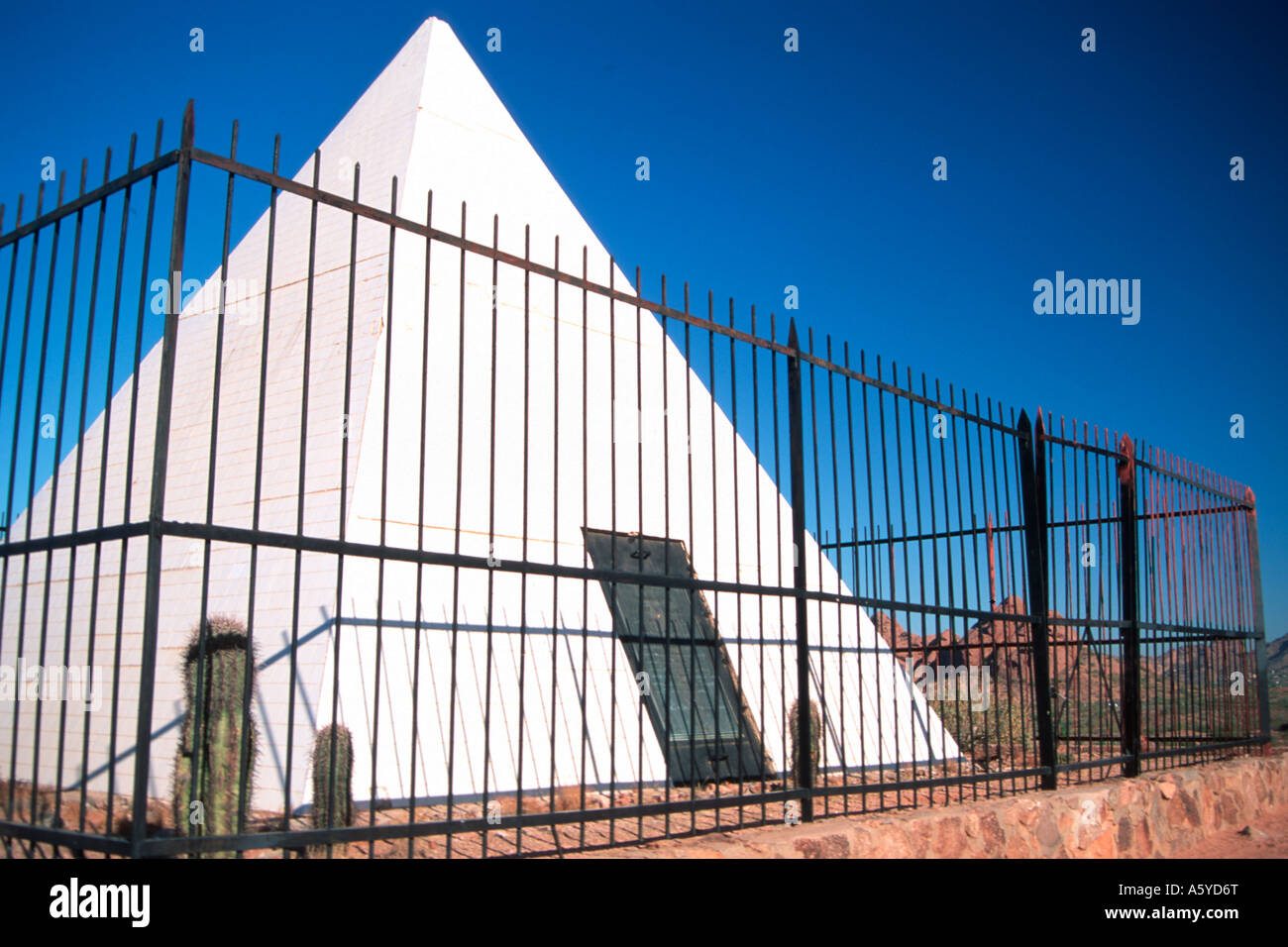 Hunts tomb hi-res stock photography and images - Alamy