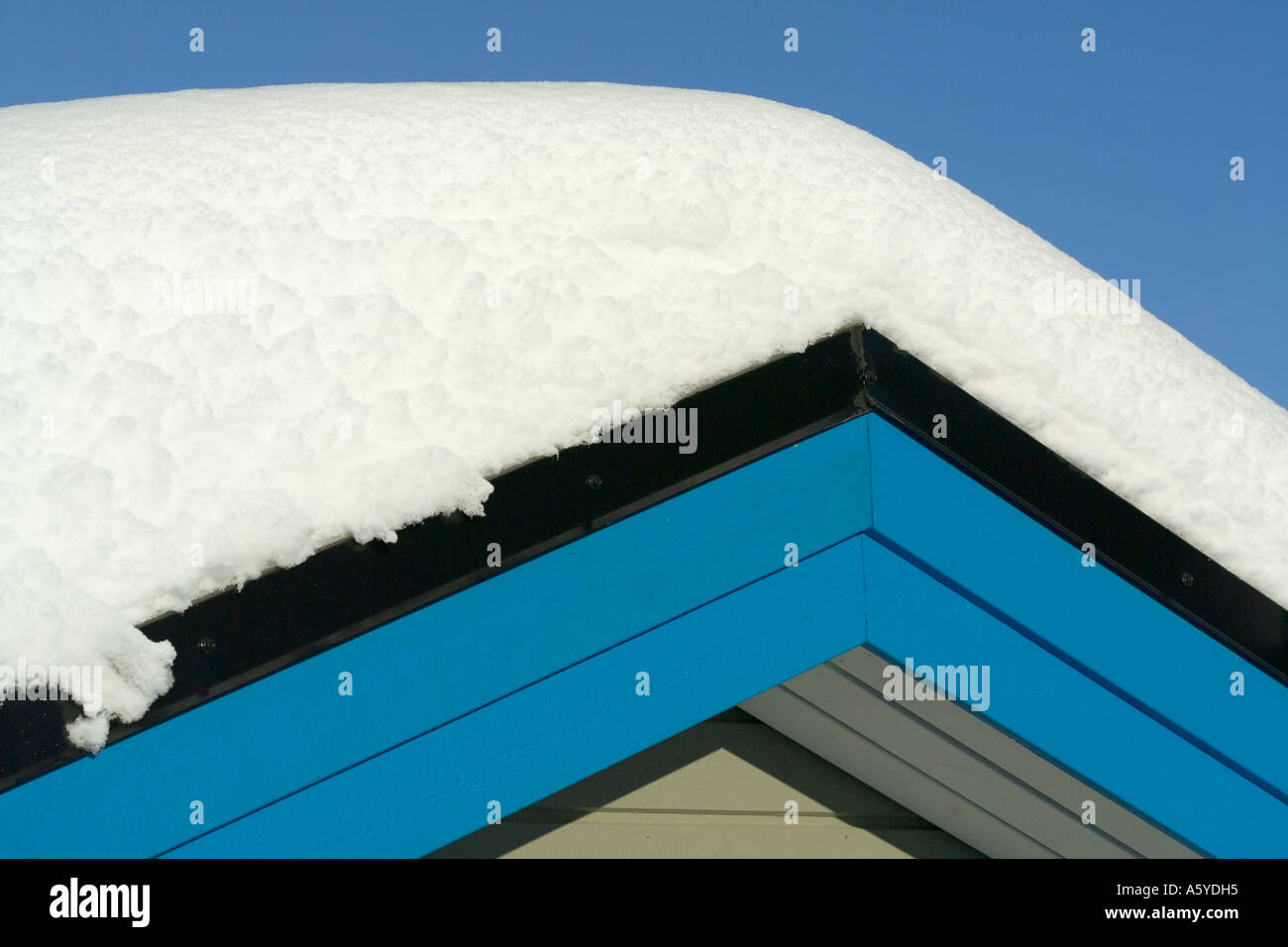 thick layer of snow on roof Stock Photo - Alamy