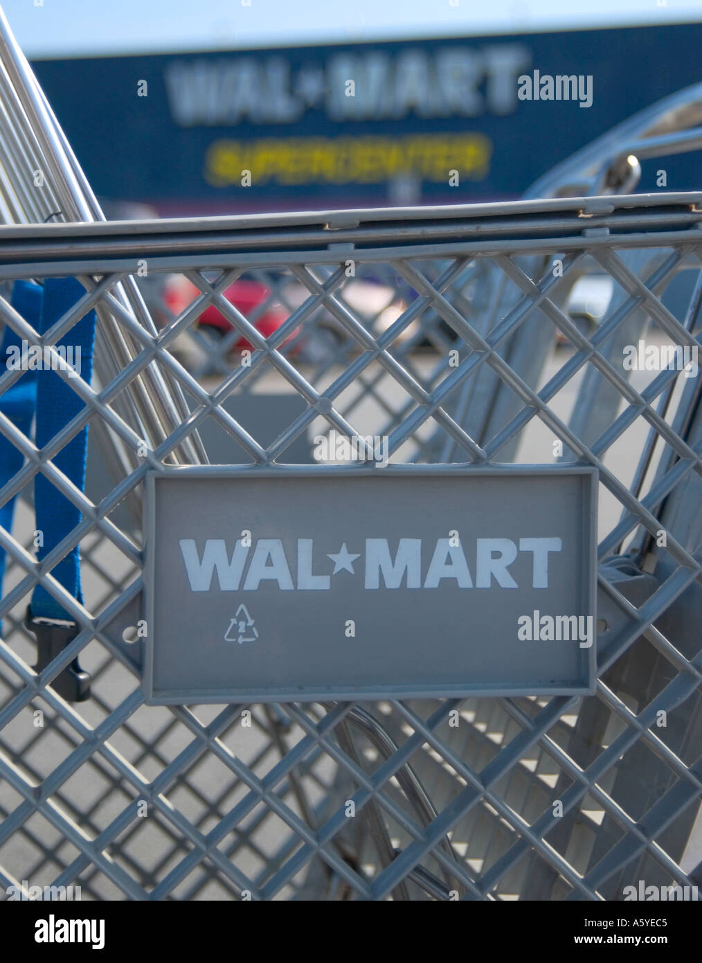 Walmart supercenter store parking hi-res stock photography and images ...