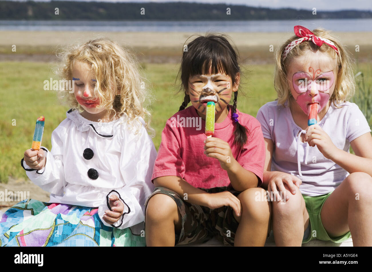 Girls eating popsicles hi-res stock photography and images - Alamy