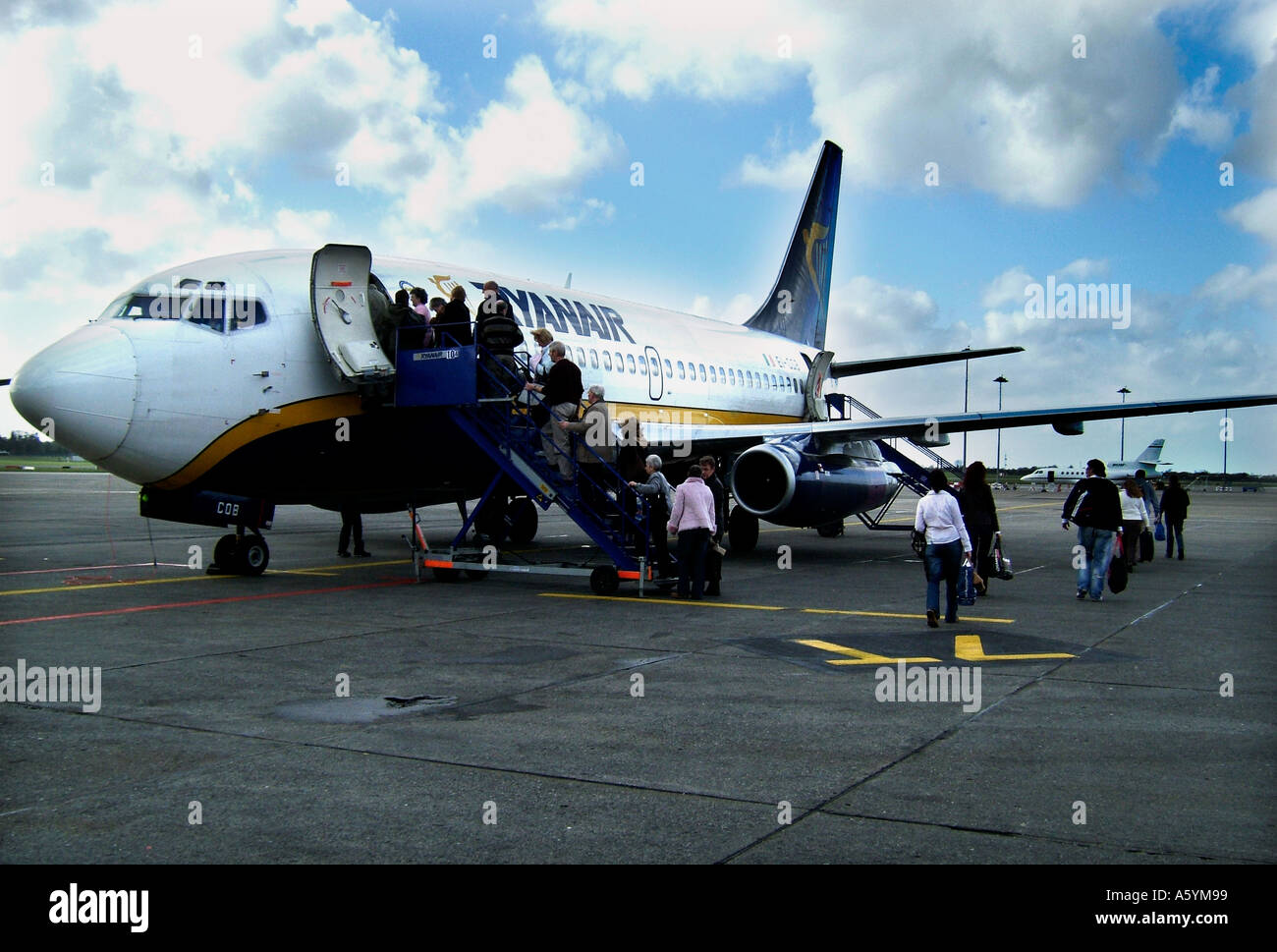Passengers Boarding Budget Airline Stock Photo Alamy passengers-boarding-budget-airline-stock-photo-alamy