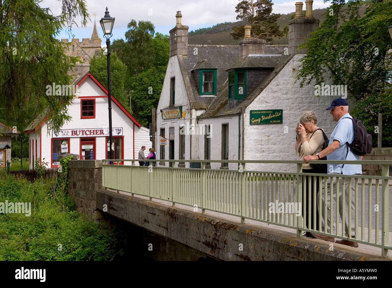 Traditional scottish corner shop hi-res stock photography and images ...