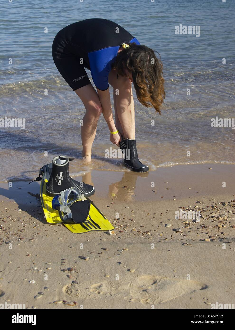 woman putting on fins / snorkeling Stock Photo - Alamy
