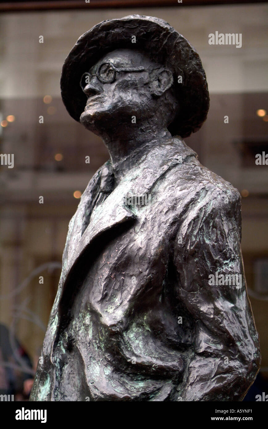 Statue of James Joyce Dublin Stock Photo - Alamy