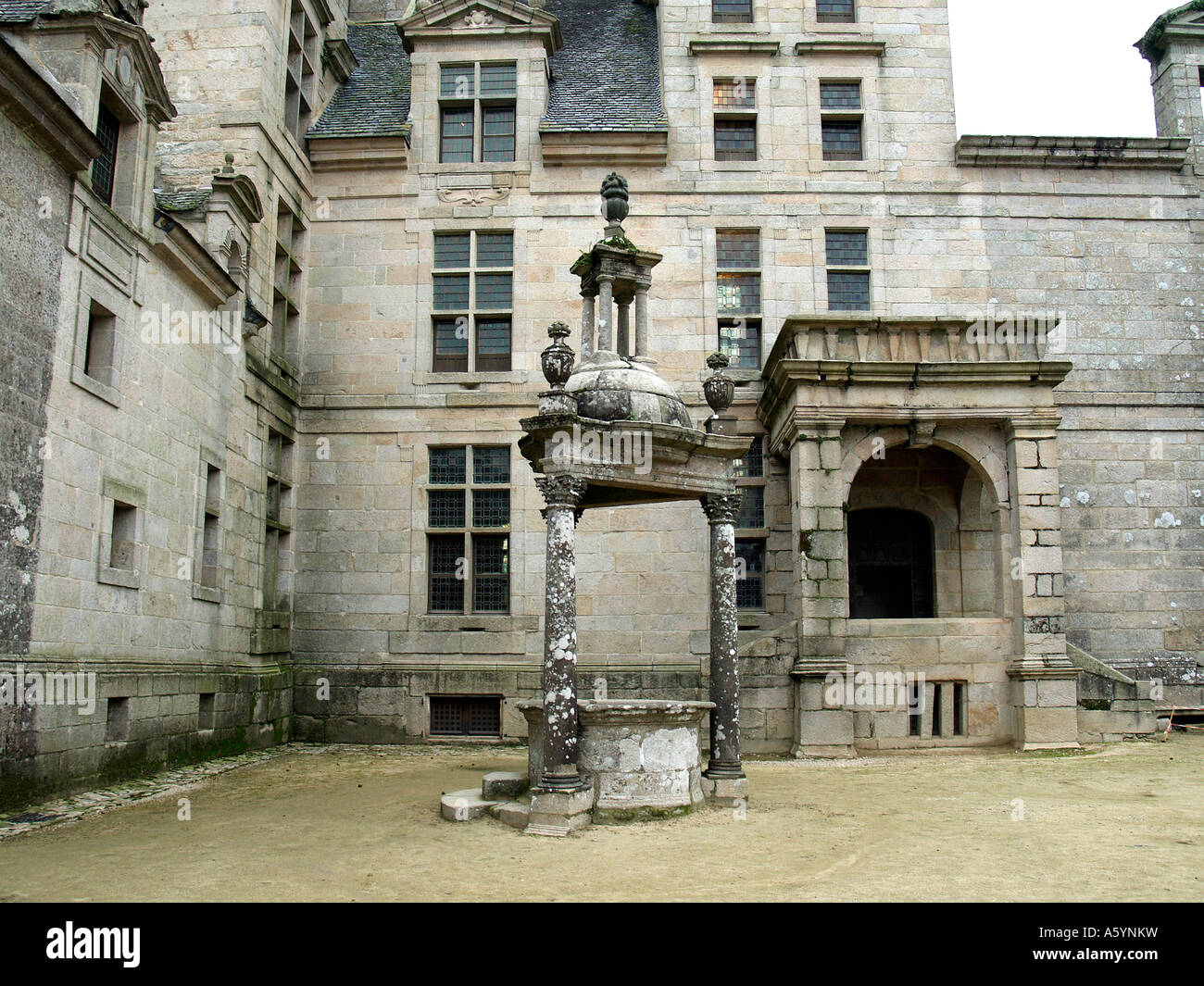 well in the inner courtyard of the Renaissance castle Chateau de ...
