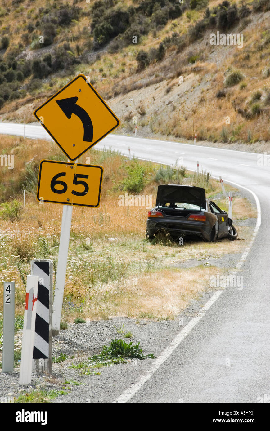 Advisory speed limit sign warning hi-res stock photography and images ...