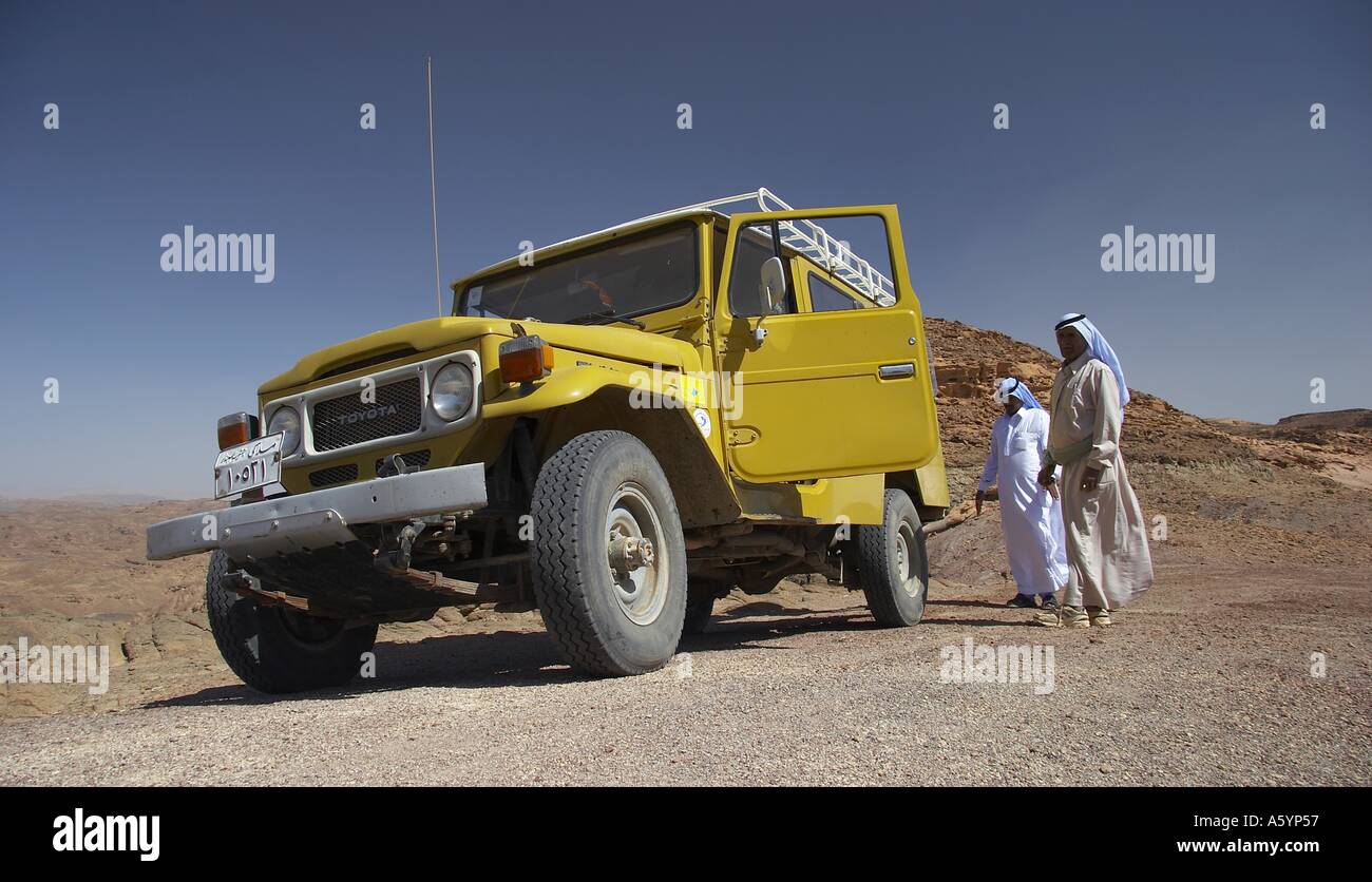 Yellow jeep in desert hi-res stock photography and images - Alamy
