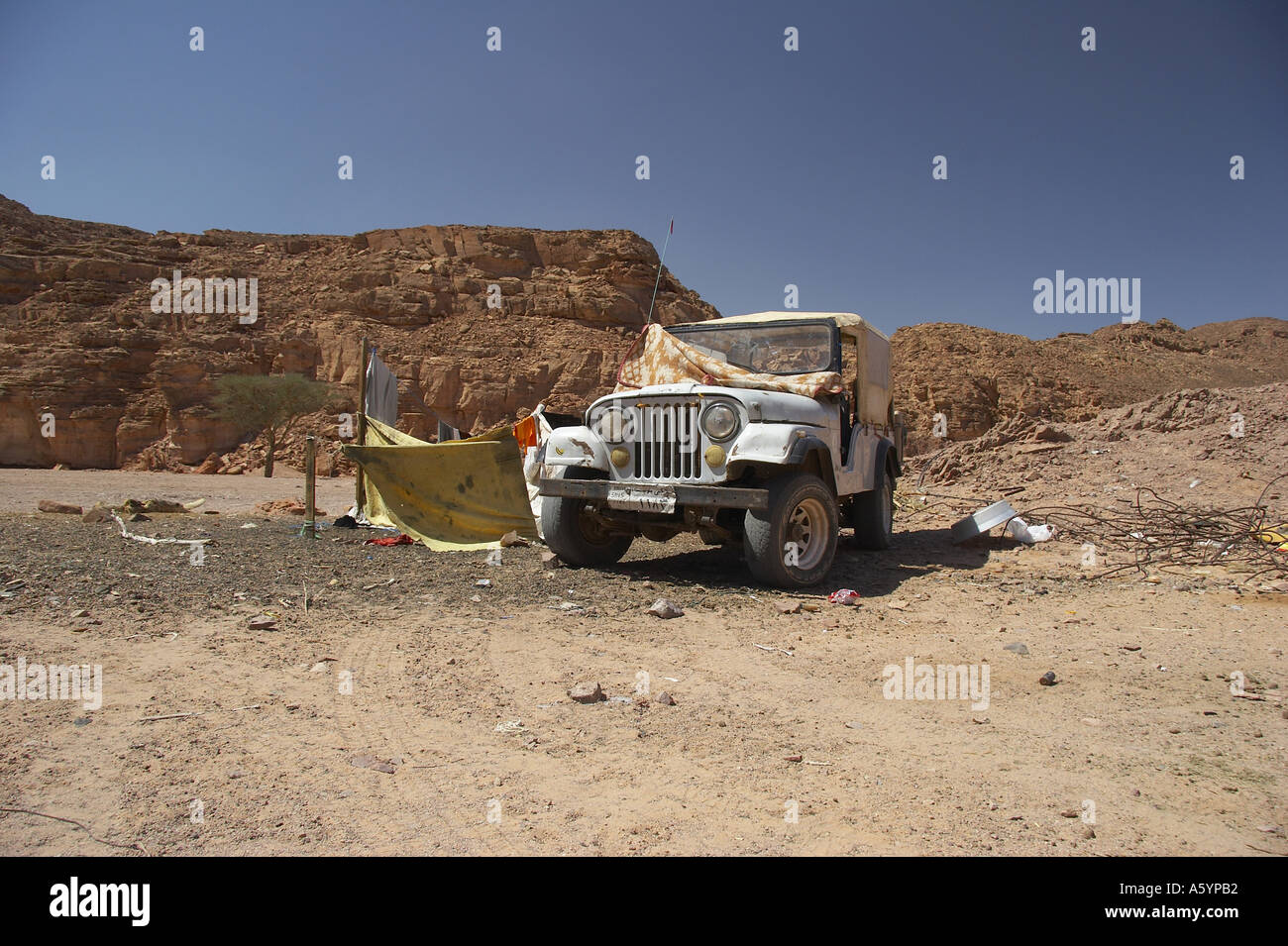 jeep in the desert Stock Photo - Alamy