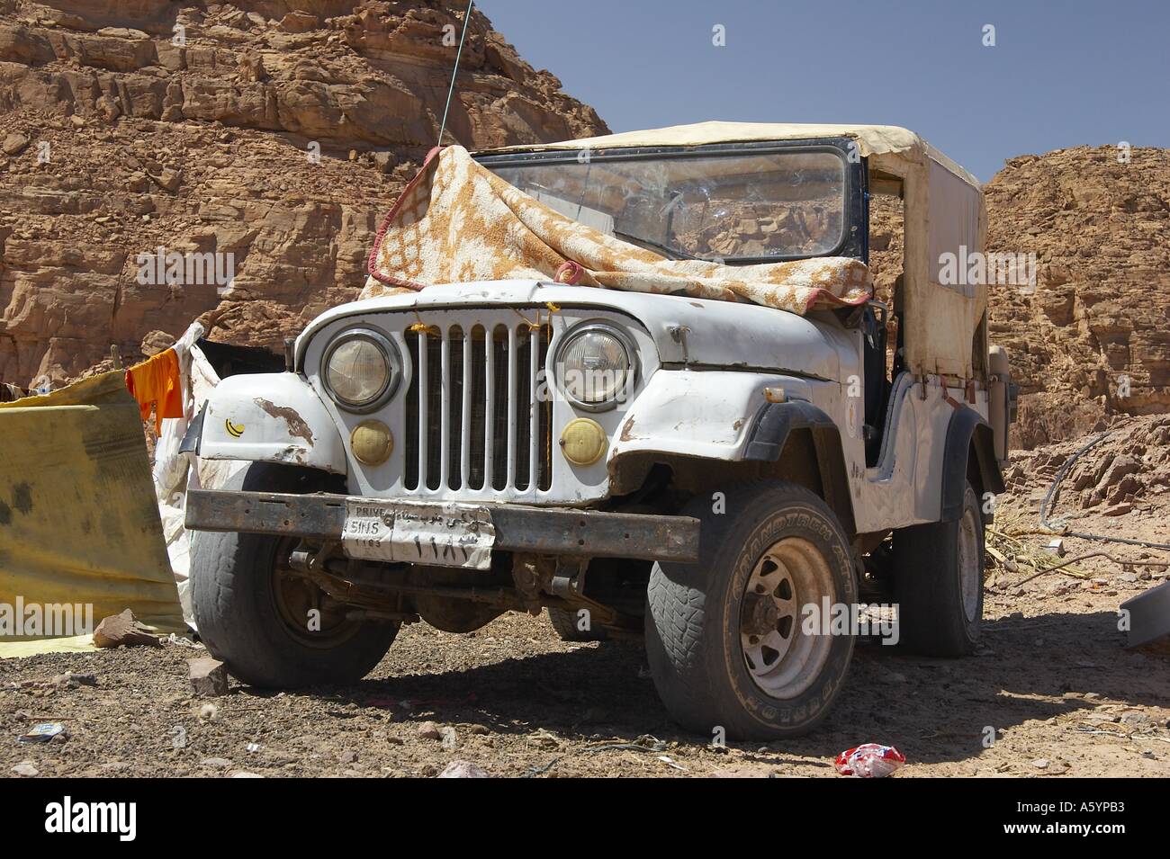 jeep in the desert Stock Photo - Alamy