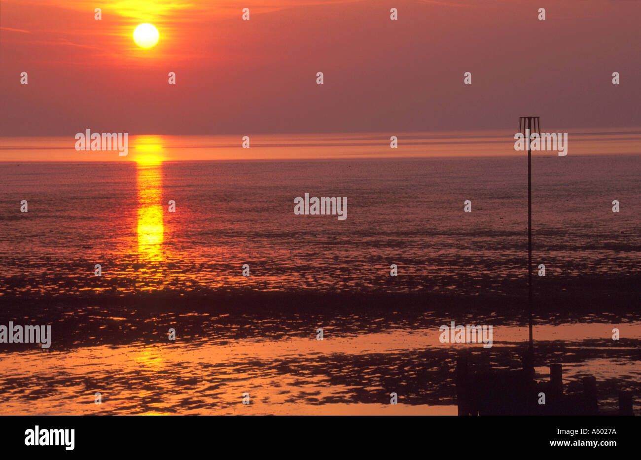 SETTING SUN AT HUNSTANTON NORFOLK EAST ANGLIA ENGLAND UK Stock Photo ...