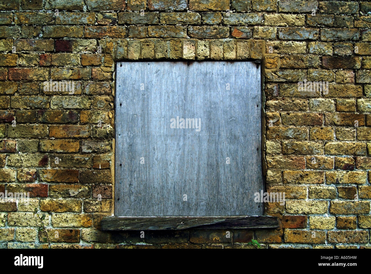 Boarded up shop concept hi-res stock photography and images - Alamy