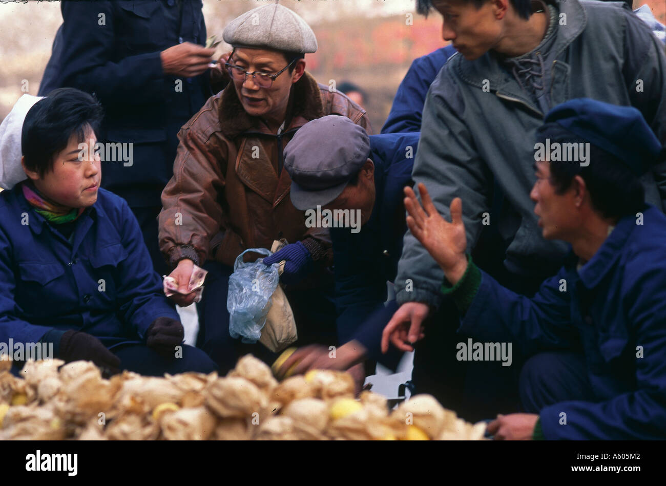 Bargaining market hi-res stock photography and images - Alamy