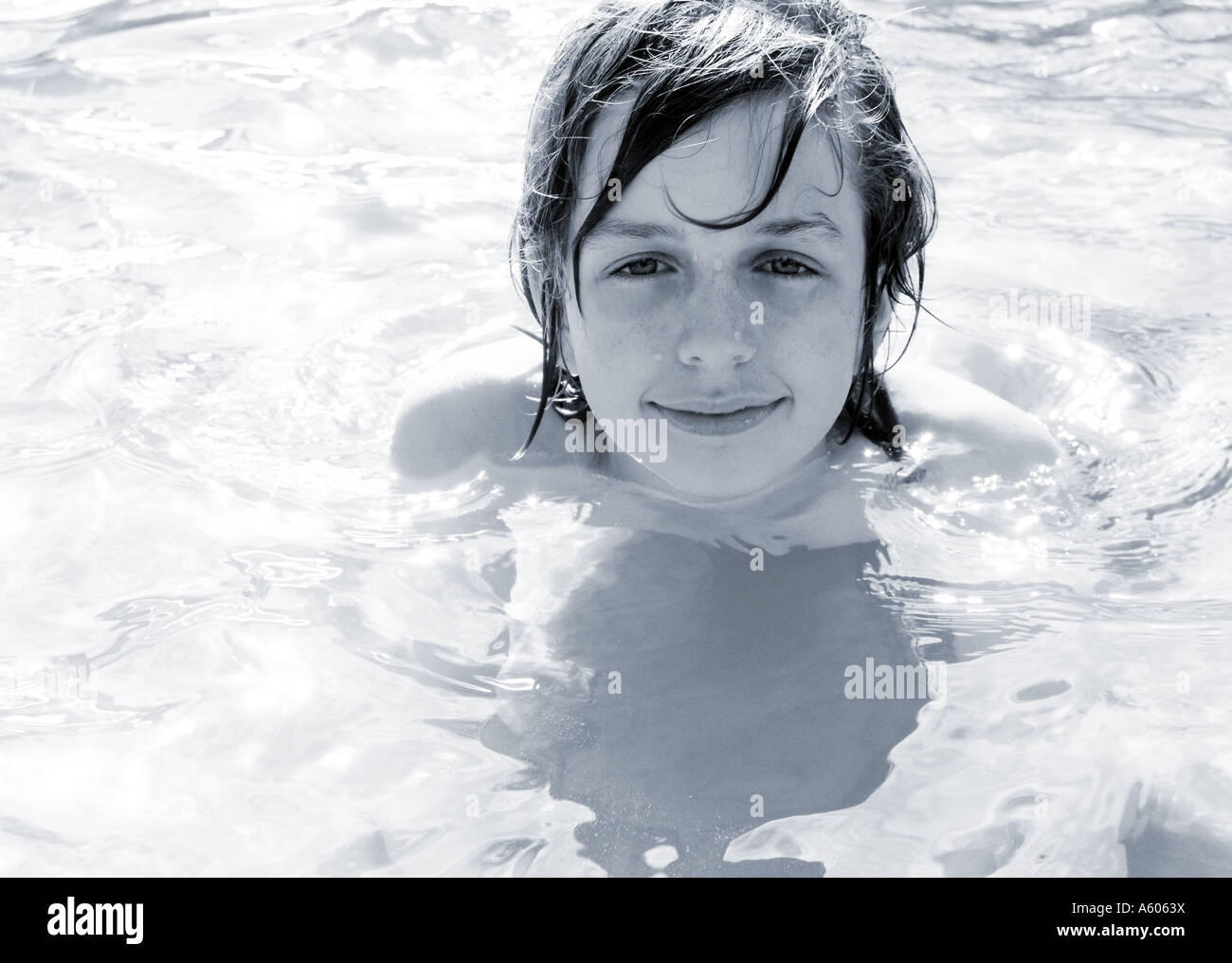Teens swimming splashing pool hi-res stock photography and images - Alamy